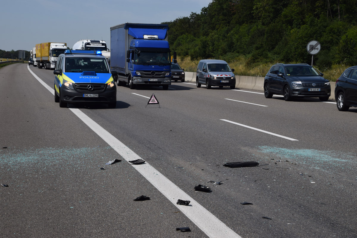 Langer Stau nach Lkw-Auffahrunfall auf A6 bei Bad Rappenau - Hitzeschäden am Asphalt