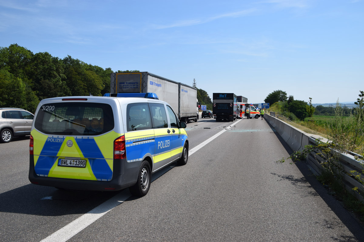 Langer Stau nach Lkw-Auffahrunfall auf A6 bei Bad Rappenau - Hitzeschäden am Asphalt
