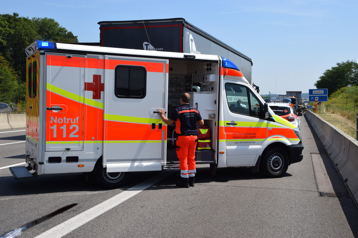 Langer Stau nach Lkw-Auffahrunfall auf A6 bei Bad Rappenau - Hitzeschäden am Asphalt