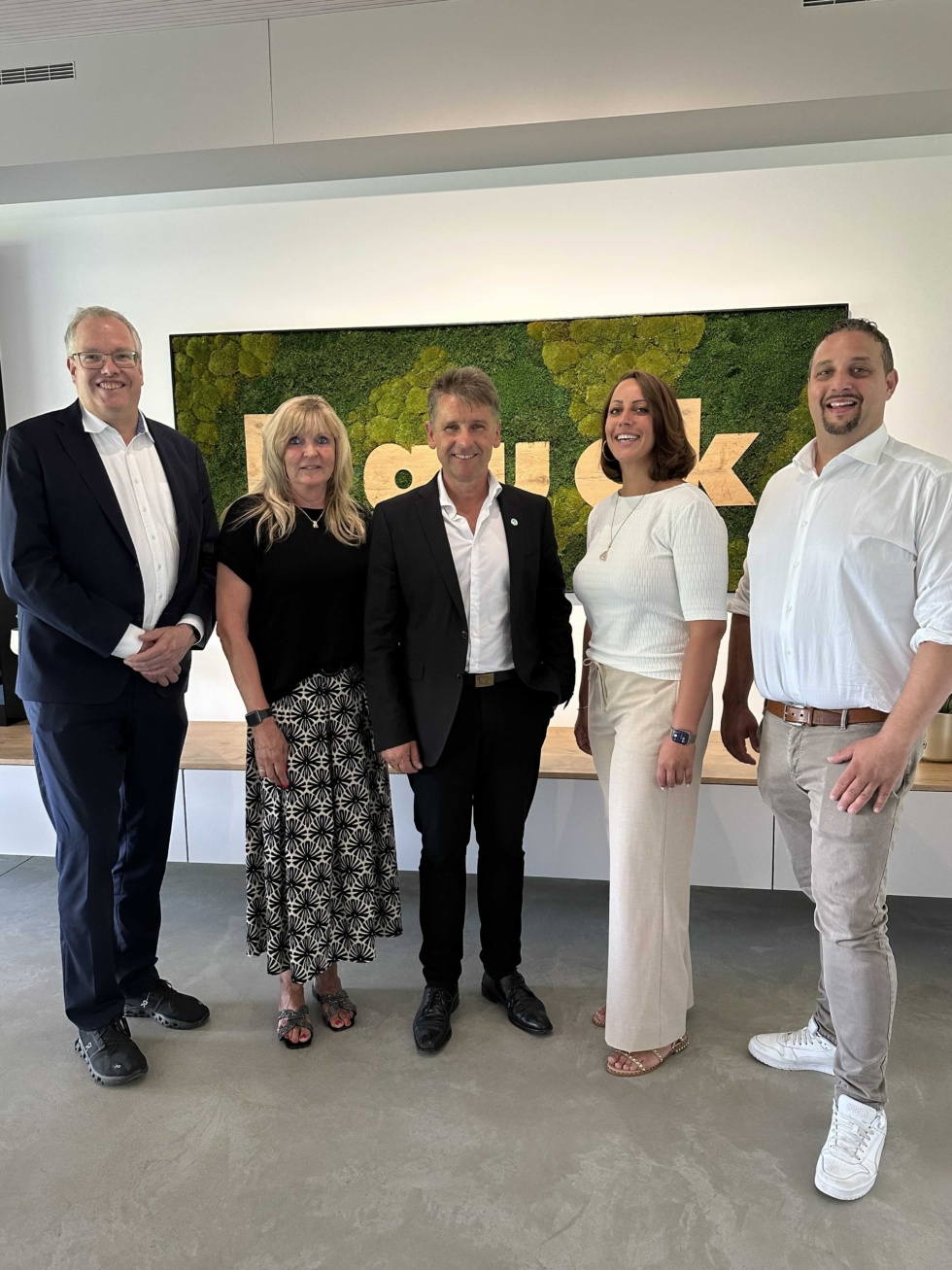 Holz trifft Hightech – Dr. Albrecht Schütte zu Besuch bei Hauck Holzbau